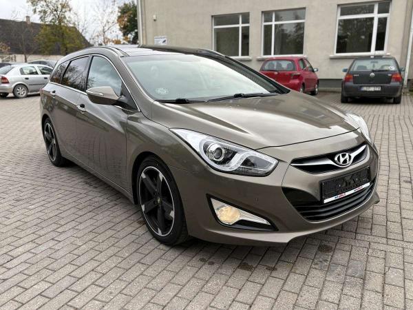 Brown Hyundai i40 2011 in Joniskis, with an engine capacity of 1.69 L and mileage of 371 thousand km for 3850 €, photo 1 on AUTOMOTO.COM.LV