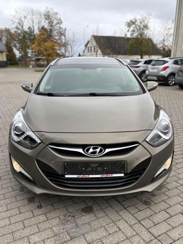Brown Hyundai i40 2011 in Joniskis, with an engine capacity of 1.69 L and mileage of 371 thousand km for 3850 €, photo 3 on AUTOMOTO.COM.LV