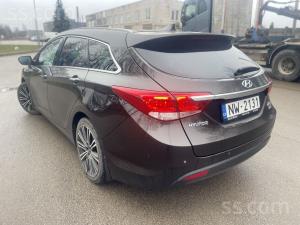 Brown Hyundai i40 2017 in Rezekne, with an engine capacity of 1.70 L and mileage of 153 thousand km for 3990 €, photo 3 on AUTOMOTO.COM.LV