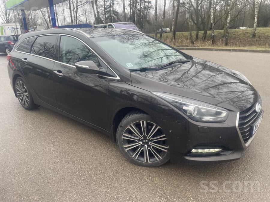 Brown Hyundai i40 2017 in Rezekne, with an engine capacity of 1.70 L and mileage of 153 thousand km for 3990 €, photo 4 on AUTOMOTO.COM.LV