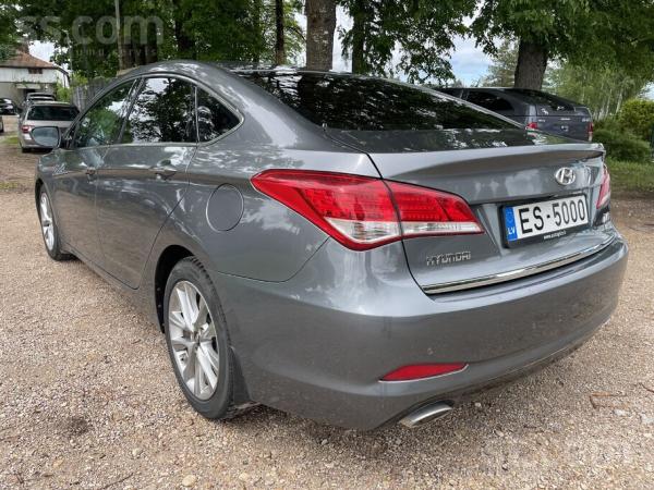 Grey Hyundai i40 2015 in Riga, with an engine capacity of 1.70 L and mileage of 282 thousand km for 7800 €, photo 3 on AUTOMOTO.COM.LV
