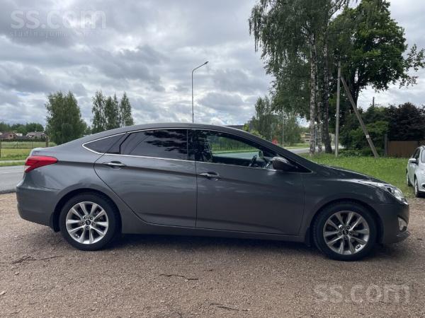 Grey Hyundai i40 2015 in Riga, with an engine capacity of 1.70 L and mileage of 282 thousand km for 7800 €, photo 6 on AUTOMOTO.COM.LV
