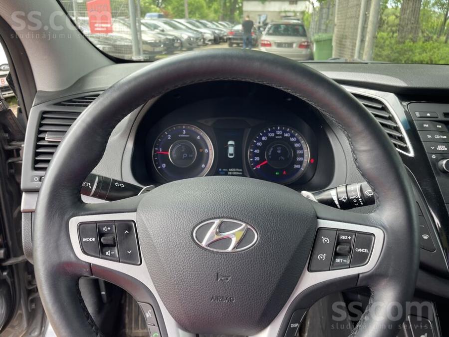 Pelēks Hyundai i40 2015 Rīga, ar dzinēja tilpumu 1.70 L un nobraukumu 282 tūkst. km par 7800 €, foto 24 vietnē AUTOMOTO.COM.LV