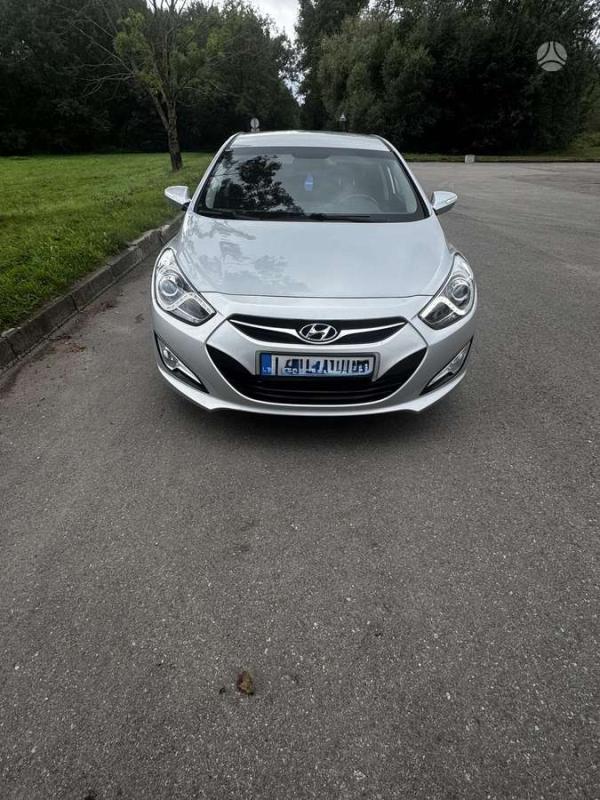 Grey Hyundai i40 2012 in Kaunas, with an engine capacity of 1.69 L and mileage of 275 thousand km for 3500 €, photo 4 on AUTOMOTO.COM.LV