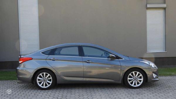 Hyundai i40 2012 in Vilnius on AUTOMOTO.COM.LV Grey Hyundai i40 2012 in Vilnius, with an engine capacity of 1.69 L and mileage of 97 thousand km for 6250 β¬, photo 4 on AUTOMOTO.COM.LV