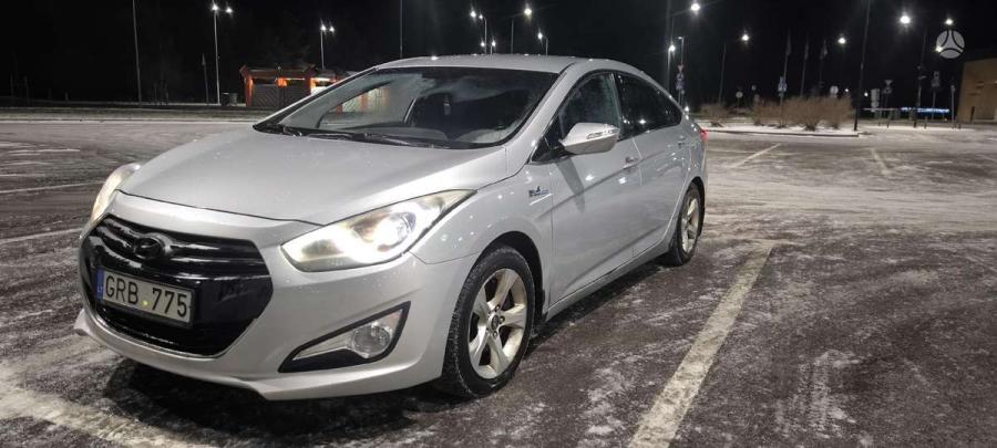 Grey Hyundai i40 2013 in Vilnius, with an engine capacity of 1.59 L and mileage of 200 thousand km for 2500 €, photo 1 on AUTOMOTO.COM.LV