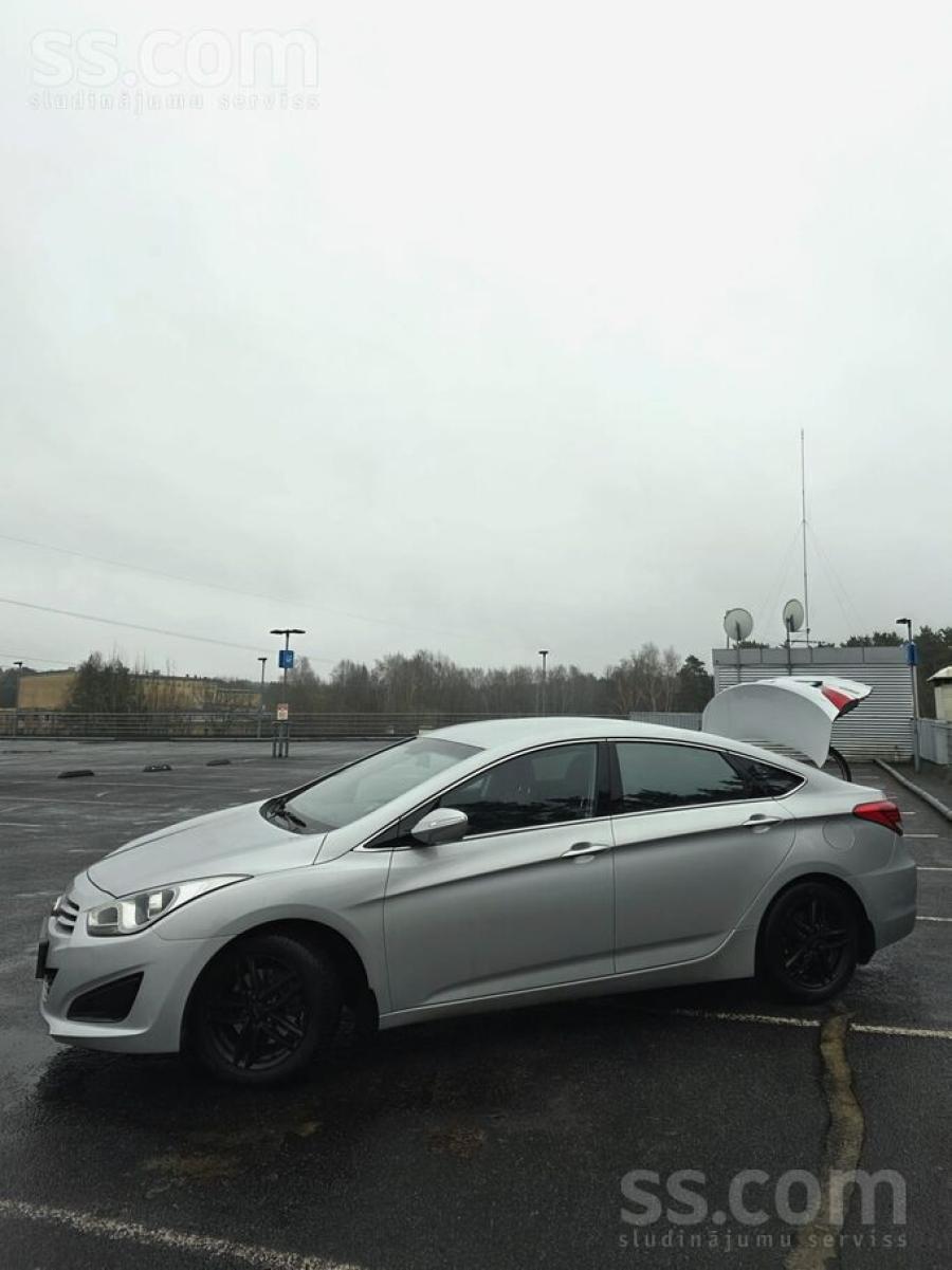 Pelēks Hyundai i40 2014 Rīga, ar dzinēja tilpumu 1.60 L un nobraukumu 215 tūkst. km par 5980 €, foto 4 vietnē AUTOMOTO.COM.LV