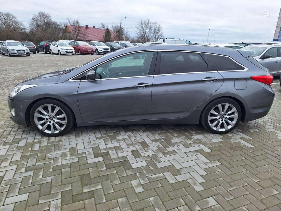 Grey Hyundai i40 2011 in Taurage, with an engine capacity of 1.69 L and mileage of 214 thousand km for 5300 €, photo 4 on AUTOMOTO.COM.LV