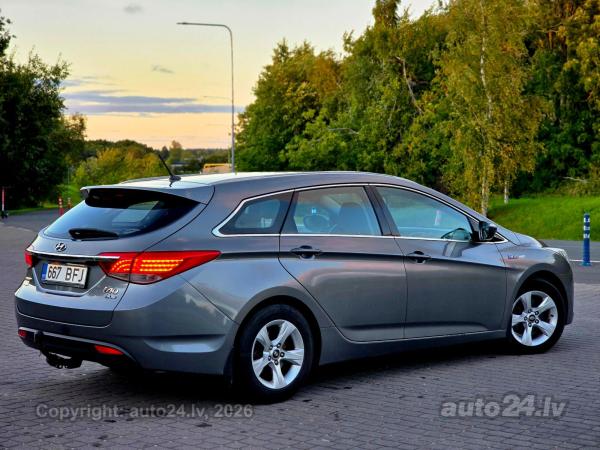 Hyundai i40 2011 in Tallinn on AUTOMOTO.COM.LV Grey Hyundai i40 2011 in Tallinn, with an engine capacity of 1.70 L and mileage of 279 thousand km for 2990 €, photo 4 on AUTOMOTO.COM.LV