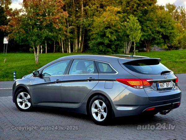 Hyundai i40 2011 in Tallinn on AUTOMOTO.COM.LV Grey Hyundai i40 2011 in Tallinn, with an engine capacity of 1.70 L and mileage of 279 thousand km for 2990 €, photo 6 on AUTOMOTO.COM.LV