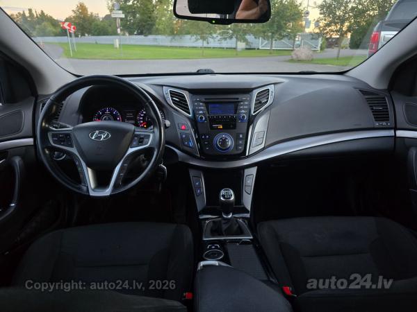 Hyundai i40 2011 in Tallinn on AUTOMOTO.COM.LV Grey Hyundai i40 2011 in Tallinn, with an engine capacity of 1.70 L and mileage of 279 thousand km for 2990 €, photo 8 on AUTOMOTO.COM.LV