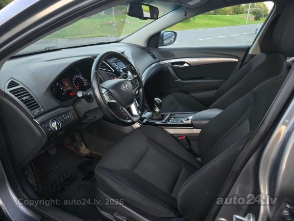 Hyundai i40 2011 in Tallinn on AUTOMOTO.COM.LV Grey Hyundai i40 2011 in Tallinn, with an engine capacity of 1.70 L and mileage of 279 thousand km for 2990 €, photo 9 on AUTOMOTO.COM.LV