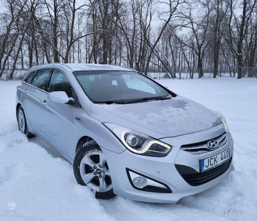 Grey Hyundai i40 2012 in Siauliai, with an engine capacity of 1.70 L and mileage of 300 thousand km for 3950 €, photo 1 on AUTOMOTO.COM.LV