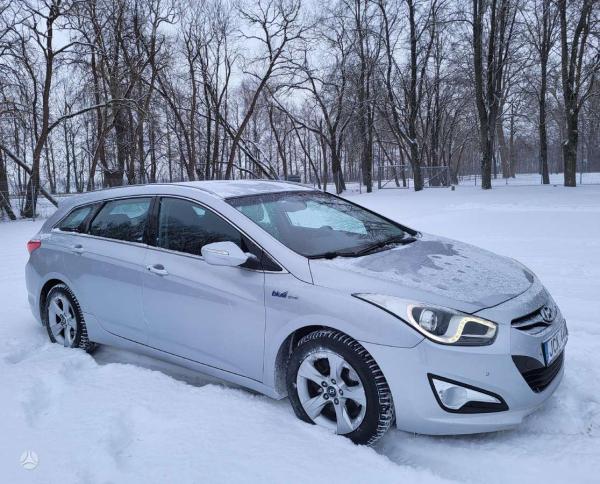 Grey Hyundai i40 2012 in Siauliai, with an engine capacity of 1.70 L and mileage of 300 thousand km for 3950 €, photo 2 on AUTOMOTO.COM.LV