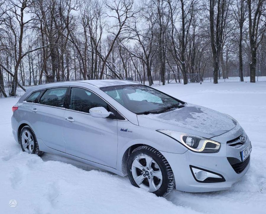 Grey Hyundai i40 2012 in Siauliai, with an engine capacity of 1.70 L and mileage of 300 thousand km for 3950 €, photo 2 on AUTOMOTO.COM.LV