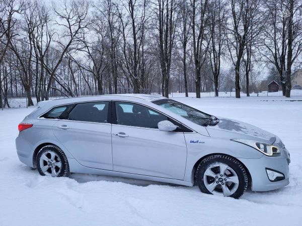 Grey Hyundai i40 2012 in Siauliai, with an engine capacity of 1.70 L and mileage of 300 thousand km for 3950 €, photo 3 on AUTOMOTO.COM.LV