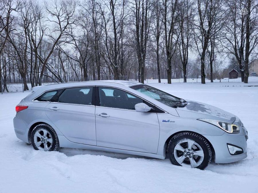 Grey Hyundai i40 2012 in Siauliai, with an engine capacity of 1.70 L and mileage of 300 thousand km for 3950 €, photo 3 on AUTOMOTO.COM.LV