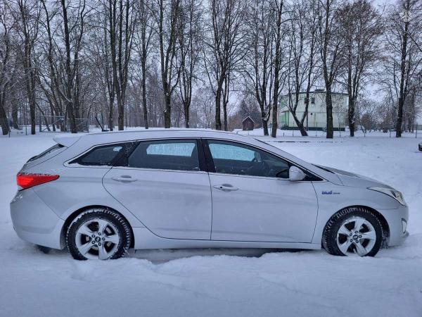 Grey Hyundai i40 2012 in Siauliai, with an engine capacity of 1.70 L and mileage of 300 thousand km for 3950 €, photo 4 on AUTOMOTO.COM.LV