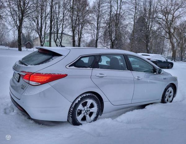 Grey Hyundai i40 2012 in Siauliai, with an engine capacity of 1.70 L and mileage of 300 thousand km for 3950 €, photo 5 on AUTOMOTO.COM.LV
