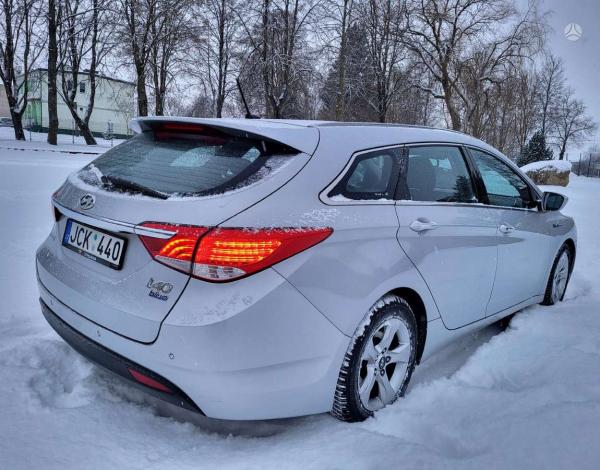Grey Hyundai i40 2012 in Siauliai, with an engine capacity of 1.70 L and mileage of 300 thousand km for 3950 €, photo 6 on AUTOMOTO.COM.LV