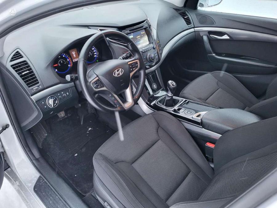 Grey Hyundai i40 2012 in Siauliai, with an engine capacity of 1.70 L and mileage of 300 thousand km for 3950 €, photo 9 on AUTOMOTO.COM.LV