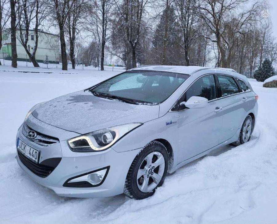 Grey Hyundai i40 2012 in Siauliai, with an engine capacity of 1.70 L and mileage of 300 thousand km for 3950 €, photo 13 on AUTOMOTO.COM.LV