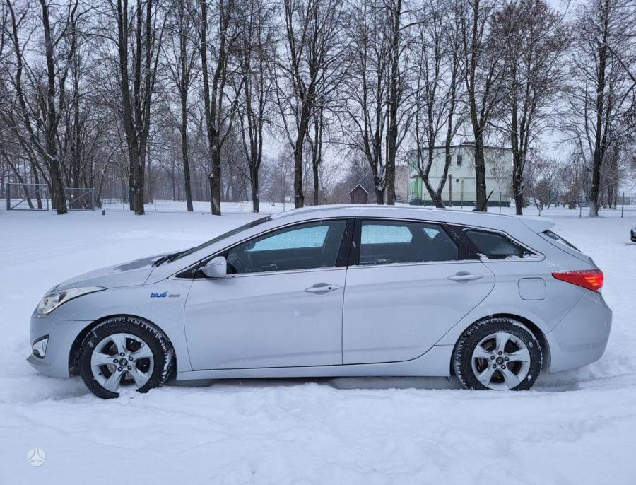 Grey Hyundai i40 2012 in Siauliai, with an engine capacity of 1.70 L and mileage of 300 thousand km for 3950 €, photo 15 on AUTOMOTO.COM.LV