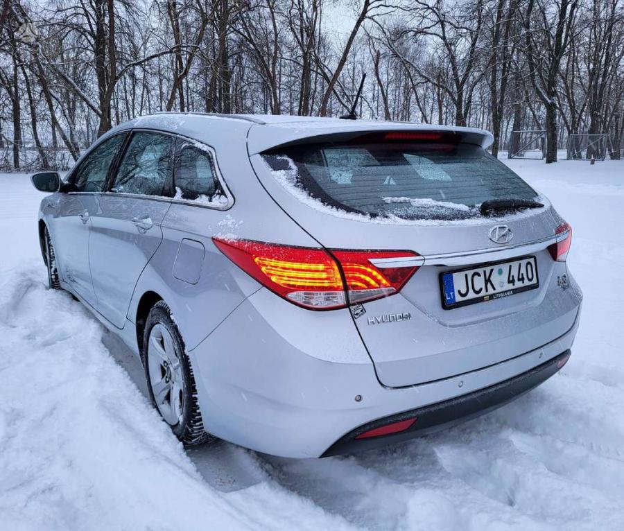 Grey Hyundai i40 2012 in Siauliai, with an engine capacity of 1.70 L and mileage of 300 thousand km for 3950 €, photo 17 on AUTOMOTO.COM.LV