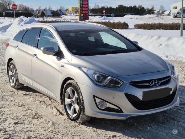Grey Hyundai i40 2012 in Silute, with an engine capacity of 1.69 L and mileage of 240 thousand km for 3700 €, photo 7 on AUTOMOTO.COM.LV