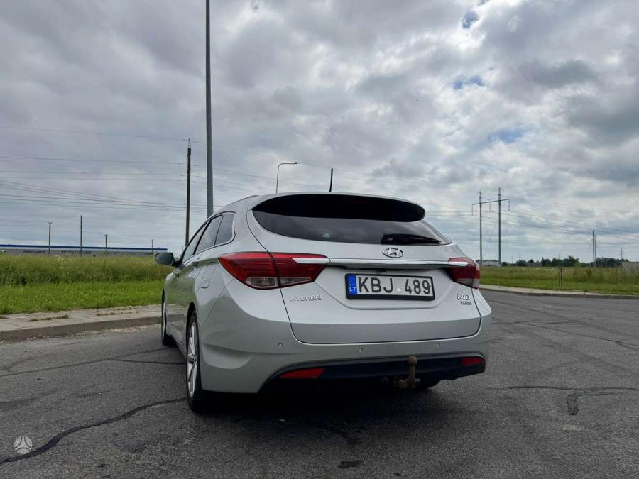 Grey Hyundai i40 2012 in Panevezys, with an engine capacity of 1.69 L and mileage of 366 thousand km for 2750 €, photo 8 on AUTOMOTO.COM.LV