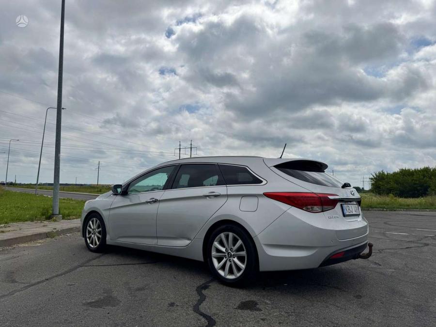 Grey Hyundai i40 2012 in Panevezys, with an engine capacity of 1.69 L and mileage of 366 thousand km for 2750 €, photo 9 on AUTOMOTO.COM.LV