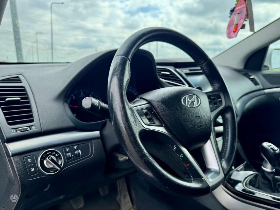 Grey Hyundai i40 2012 in Panevezys, with an engine capacity of 1.69 L and mileage of 366 thousand km for 2750 €, photo 11 on AUTOMOTO.COM.LV
