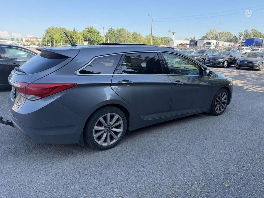 Grey Hyundai i40 2012 in Marijampole, with an engine capacity of 1.69 L and mileage of 228 thousand km for 3450 €, photo 5 on AUTOMOTO.COM.LV