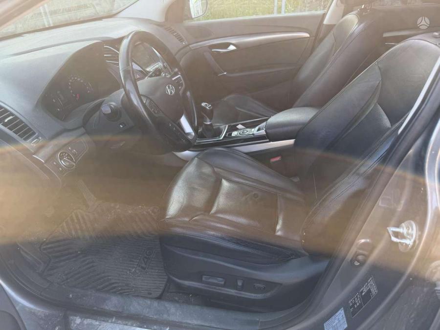 Grey Hyundai i40 2012 in Marijampole, with an engine capacity of 1.69 L and mileage of 228 thousand km for 3450 €, photo 10 on AUTOMOTO.COM.LV