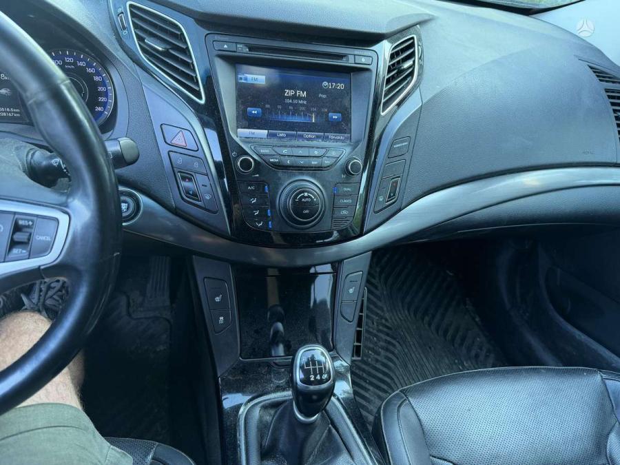 Grey Hyundai i40 2012 in Marijampole, with an engine capacity of 1.69 L and mileage of 228 thousand km for 3450 €, photo 12 on AUTOMOTO.COM.LV