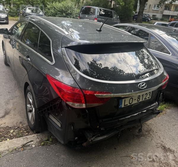 Pelēks Hyundai i40 2012 Rīga, ar dzinēja tilpumu 1.70 L un nobraukumu 230 tūkst. km par 2500 €, foto 3 vietnē AUTOMOTO.COM.LV