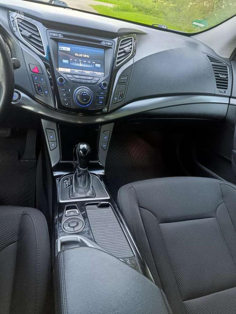 Grey Hyundai i40 2012 in Panevezys, with an engine capacity of 1.69 L and mileage of 251 thousand km for 5390 €, photo 3 on AUTOMOTO.COM.LV