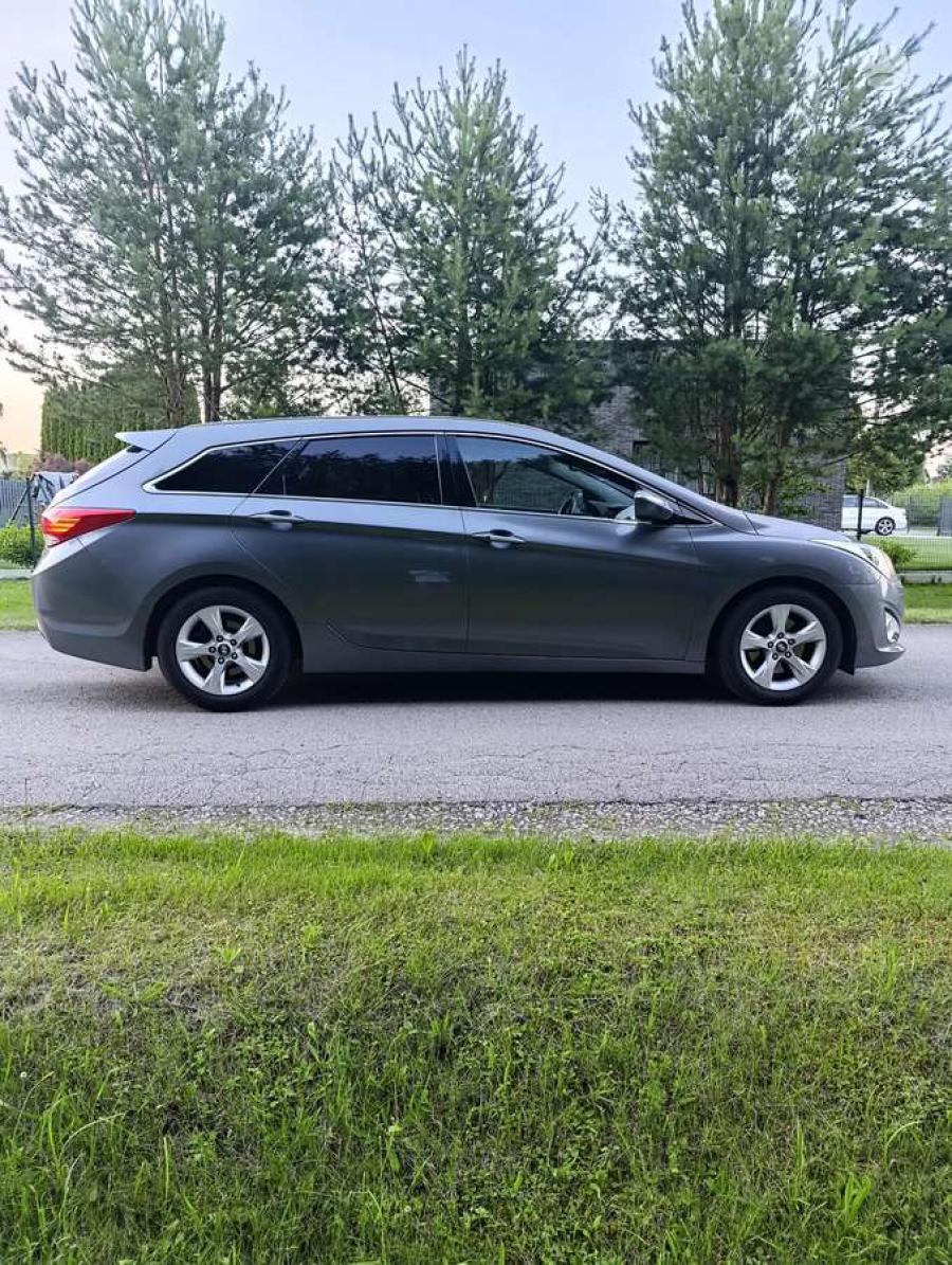 Grey Hyundai i40 2012 in Panevezys, with an engine capacity of 1.69 L and mileage of 251 thousand km for 5390 €, photo 12 on AUTOMOTO.COM.LV