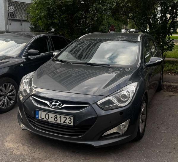 Pelēks Hyundai i40 2012 Rīga, ar dzinēja tilpumu 1.69 L un nobraukumu 230 tūkst. km par 2350 €, foto 1 vietnē AUTOMOTO.COM.LV