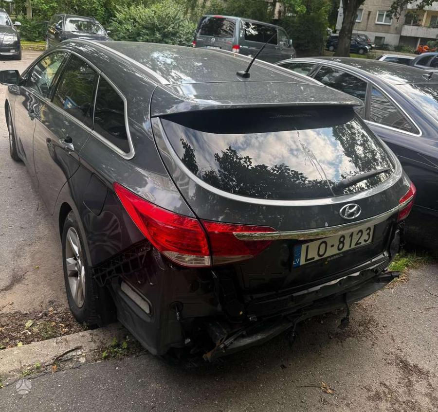 Grey Hyundai i40 2012 in Riga, with an engine capacity of 1.69 L and mileage of 230 thousand km for 2350 €, photo 5 on AUTOMOTO.COM.LV