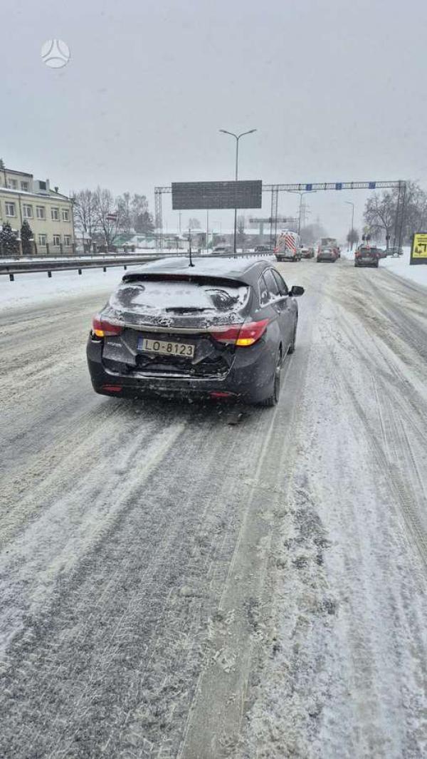 Pelēks Hyundai i40 2012 Rīga, ar dzinēja tilpumu 1.69 L un nobraukumu 230 tūkst. km par 2350 €, foto 5 vietnē AUTOMOTO.COM.LV