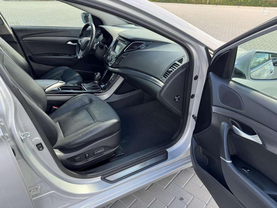 Pelēks Hyundai i40 2012 Telšiai, ar dzinēja tilpumu 1.69 L un nobraukumu 240 tūkst. km par 5200 €, foto 24 vietnē AUTOMOTO.COM.LV