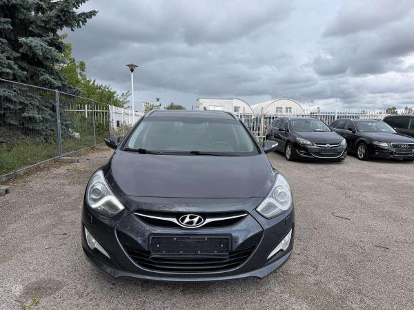 Pelēks Hyundai i40 2012 Marijampole, ar dzinēja tilpumu 1.69 L un nobraukumu 268 tūkst. km par 3250 €, foto 3 vietnē AUTOMOTO.COM.LV