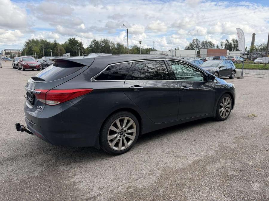Pelēks Hyundai i40 2012 Marijampole, ar dzinēja tilpumu 1.69 L un nobraukumu 268 tūkst. km par 3250 €, foto 5 vietnē AUTOMOTO.COM.LV