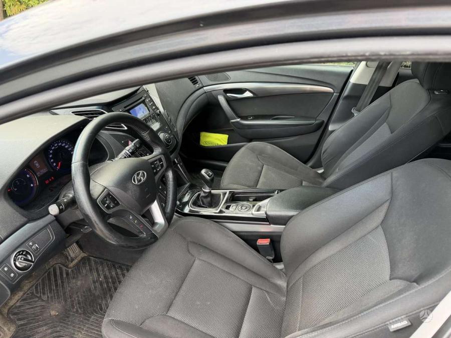 Pelēks Hyundai i40 2012 Marijampole, ar dzinēja tilpumu 1.69 L un nobraukumu 268 tūkst. km par 3250 €, foto 9 vietnē AUTOMOTO.COM.LV