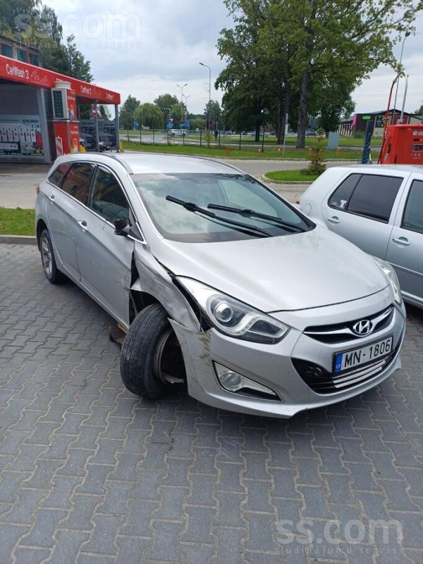 Grey Hyundai i40 2012 in Jelgava, with an engine capacity of 1.70 L and mileage of 235 thousand km for 2000 €, photo 1 on AUTOMOTO.COM.LV