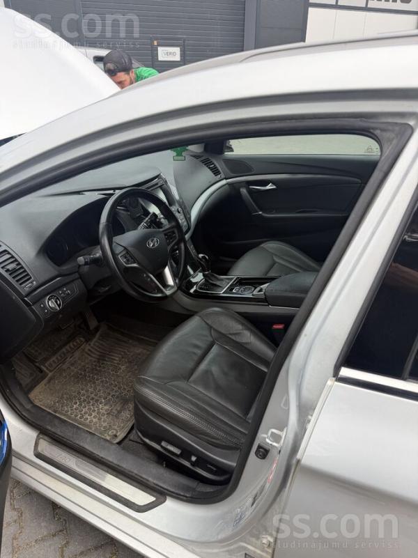 Grey Hyundai i40 2012 in Jelgava, with an engine capacity of 1.70 L and mileage of 235 thousand km for 2000 €, photo 4 on AUTOMOTO.COM.LV
