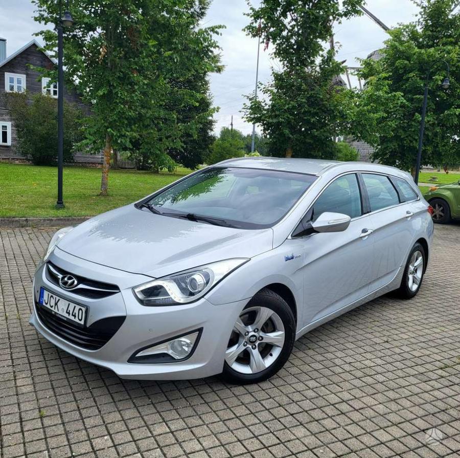 Grey Hyundai i40 2012 in Siauliai, with an engine capacity of 1.70 L and mileage of 295 thousand km for 3750 €, photo 1 on AUTOMOTO.COM.LV