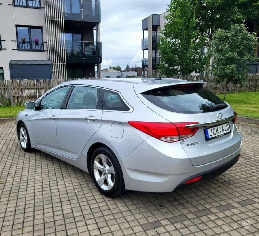 Grey Hyundai i40 2012 in Siauliai, with an engine capacity of 1.70 L and mileage of 295 thousand km for 3750 €, photo 6 on AUTOMOTO.COM.LV