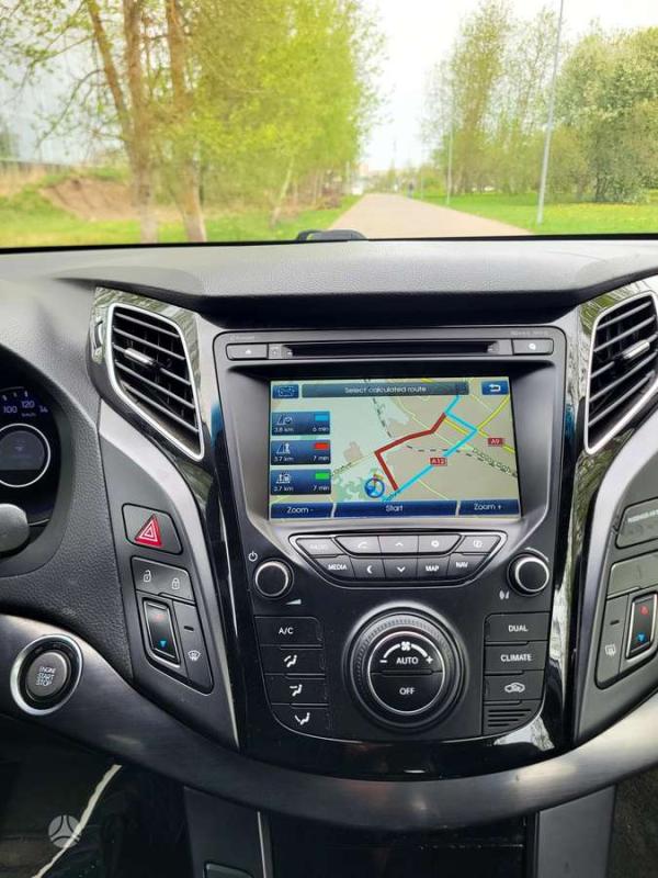 Grey Hyundai i40 2012 in Siauliai, with an engine capacity of 1.70 L and mileage of 295 thousand km for 3750 €, photo 10 on AUTOMOTO.COM.LV